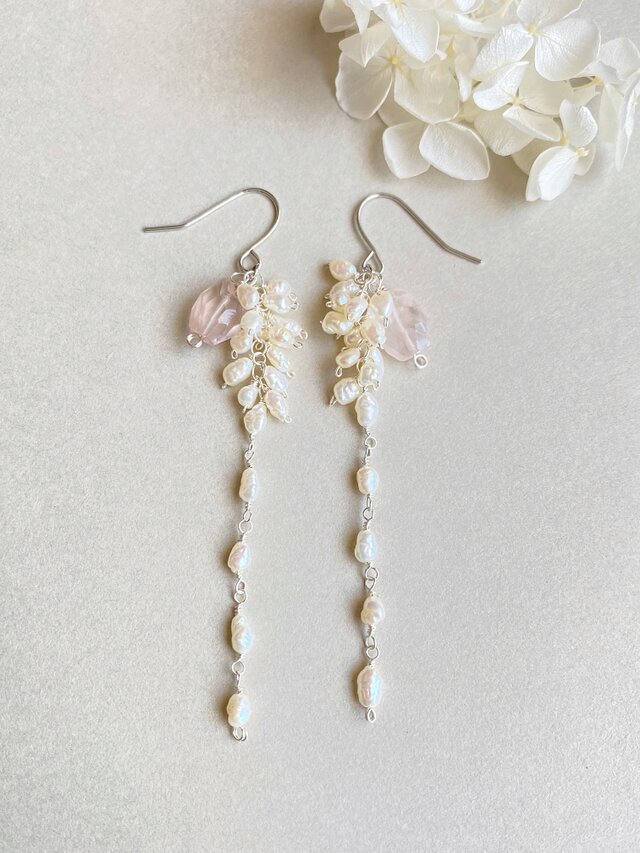 ほんのりピンクなローズクォーツと淡水真珠のロングピアス ac/376-2 | iichi 日々の暮らしを心地よくするハンドメイドやアンティークのマーケットプレイス