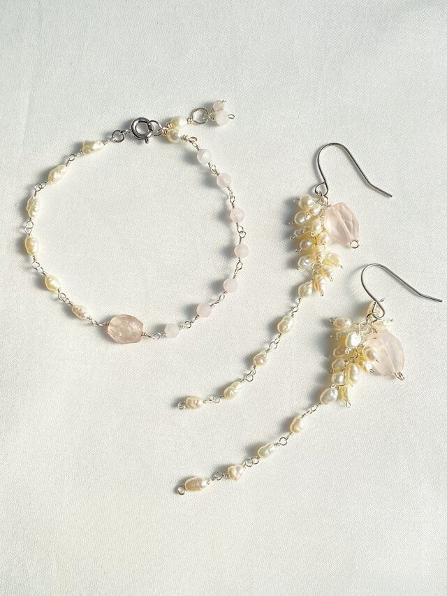 ほんのりピンクなローズクォーツと淡水真珠のロングピアス ac/376-2 | iichi 日々の暮らしを心地よくするハンドメイドやアンティークのマーケットプレイス