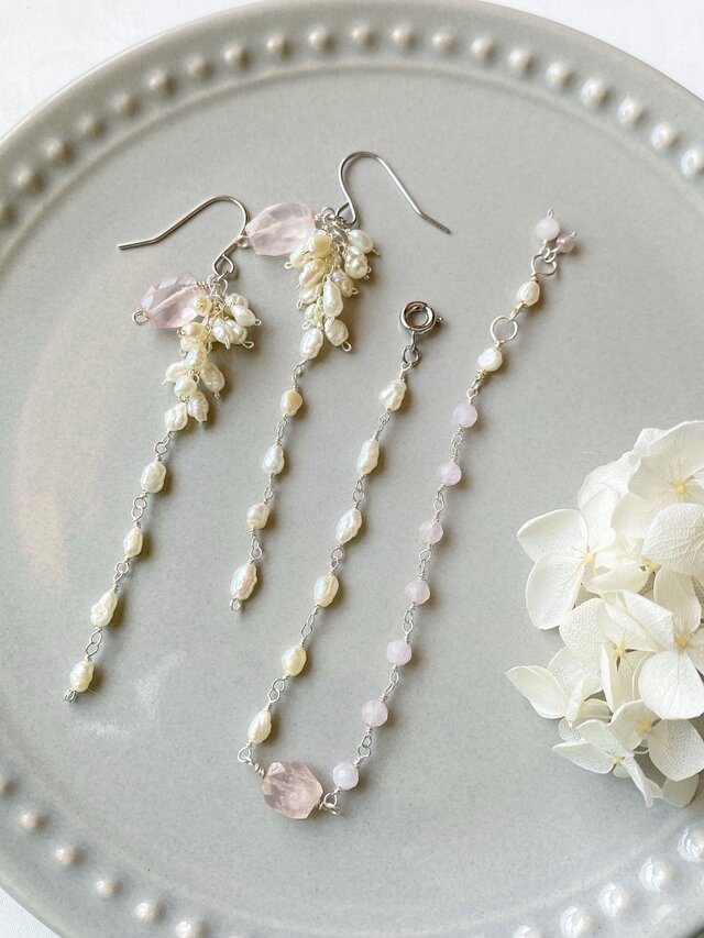 ほんのりピンクなローズクォーツと淡水真珠のロングピアス ac/376-2 | iichi 日々の暮らしを心地よくするハンドメイドやアンティークのマーケットプレイス