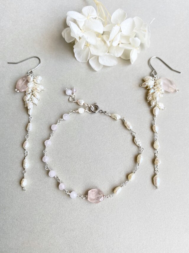 ほんのりピンクなローズクォーツと淡水真珠のロングピアス ac/376-2 | iichi 日々の暮らしを心地よくするハンドメイドやアンティークのマーケットプレイス