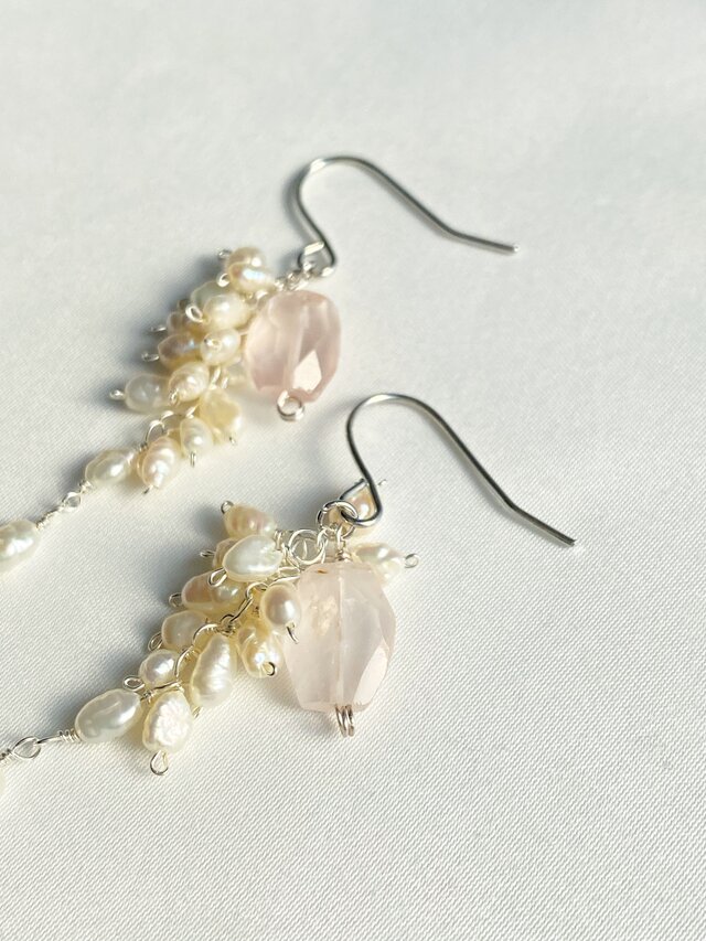 ほんのりピンクなローズクォーツと淡水真珠のロングピアス ac/376-2 | iichi 日々の暮らしを心地よくするハンドメイドやアンティークのマーケットプレイス