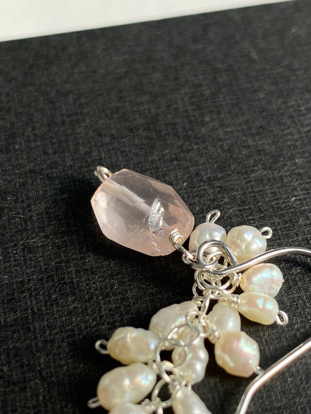 ほんのりピンクなローズクォーツと淡水真珠のロングピアス ac/376-2 | iichi 日々の暮らしを心地よくするハンドメイドやアンティークのマーケットプレイス