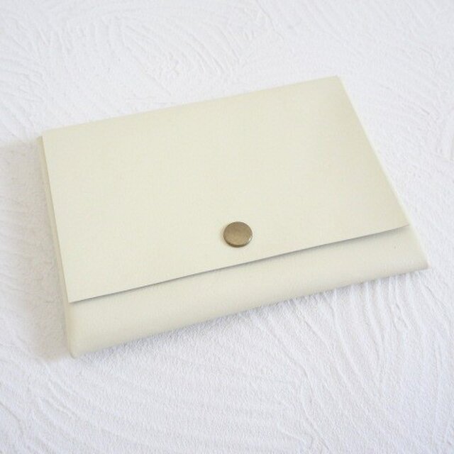 B7対応パスポートケース《ゴートスキン》クリーム・カードポケット付き・0161 | iichi ハンドメイド・クラフト作品・手仕事品の通販