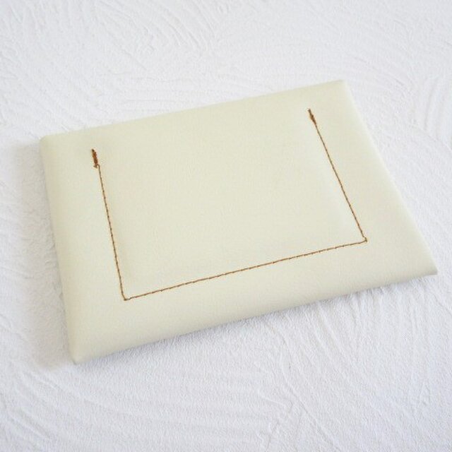 B7対応パスポートケース《ゴートスキン》クリーム・カードポケット付き・0161 | iichi ハンドメイド・クラフト作品・手仕事品の通販