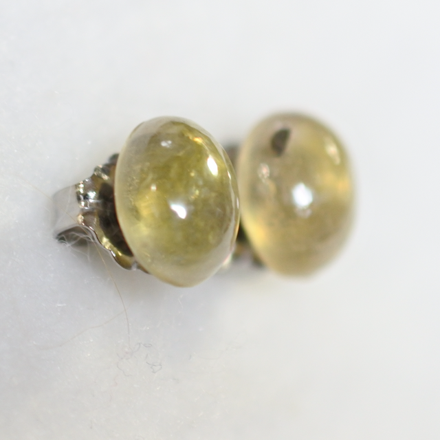 （1点もの・アウトレット）イエローサファイアのスタッドピアス・（8×6mm・チタンポスト） | iichi ハンドメイド・クラフト作品・手仕事品の通販