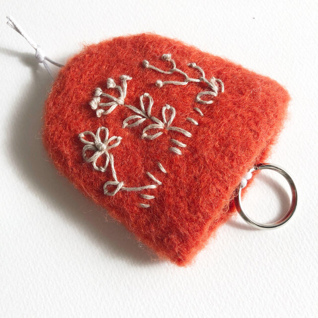 鍵のセーター keycase dancing flower orange リネン刺繍 | iichi ハンドメイド・クラフト作品・手仕事品の通販