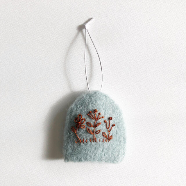 鍵のセーター keycase dancing flower iceblue 刺繍 | iichi ハンドメイド・クラフト作品・手仕事品の通販