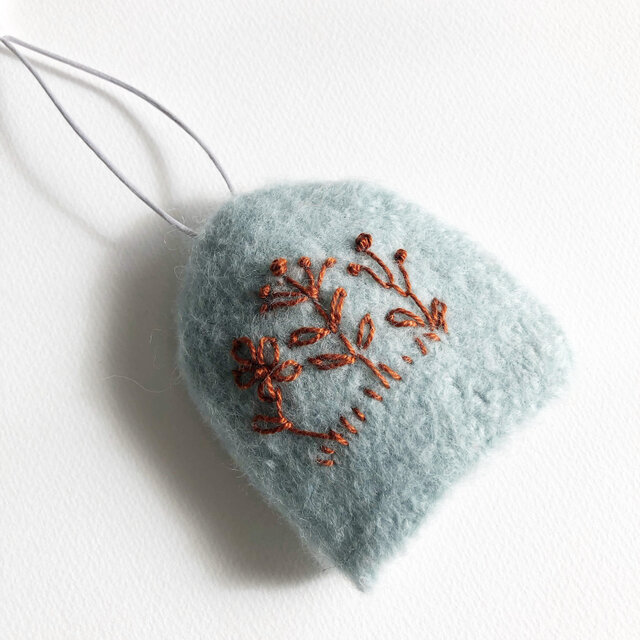 鍵のセーター keycase dancing flower iceblue 刺繍 | iichi ハンドメイド・クラフト作品・手仕事品の通販