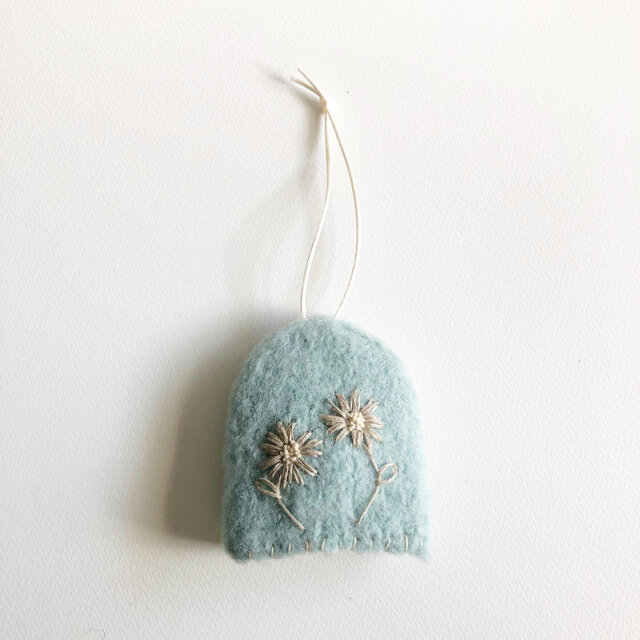 鍵のセーター keycase daisy iceblue リネン刺繍 | iichi ハンドメイド・クラフト作品・手仕事品の通販