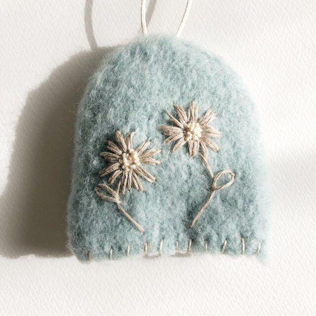 鍵のセーター keycase daisy iceblue リネン刺繍 | iichi ハンドメイド・クラフト作品・手仕事品の通販