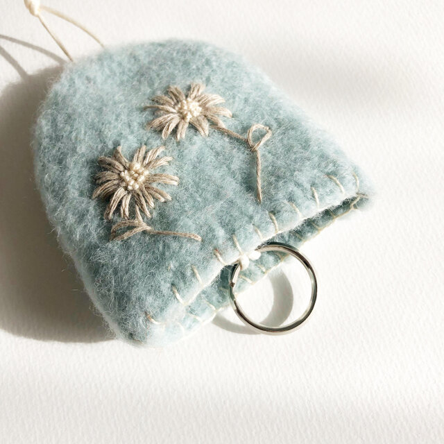 鍵のセーター keycase daisy iceblue リネン刺繍 | iichi ハンドメイド・クラフト作品・手仕事品の通販