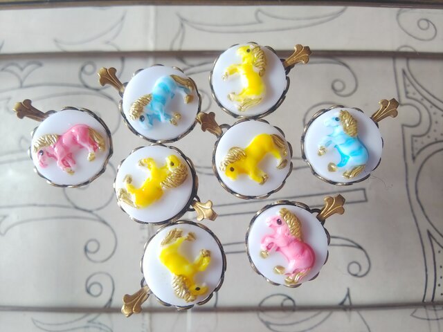 ヴィンテージ ピンク色・お馬さん（13㎜）クラシカルネックレス | iichi 日々の暮らしを心地よくするハンドメイドやアンティークのマーケットプレイス