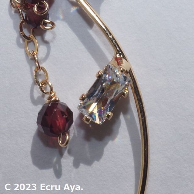 *赤い実の道*ガーネットとジルコニアのチャームのピアス | iichi ハンドメイド・クラフト作品・手仕事品の通販