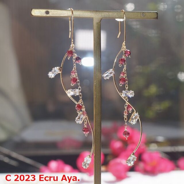 *赤い実の道*ガーネットとジルコニアのチャームのピアス | iichi ハンドメイド・クラフト作品・手仕事品の通販