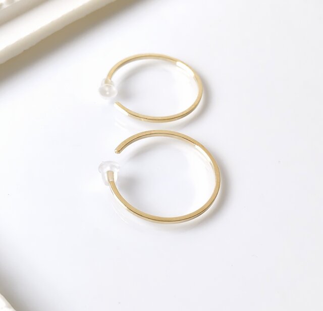 〈痛くない〉～フェイクピアス～ゴールドリングイヤリング・ノンホールピアス(直径約20㎜太さ約1㎜角)(両耳用) (調節可能) | iichi ハンドメイド・クラフト作品・手仕事品の通販