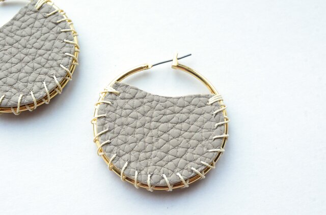 Spring Flat【レザーピアス/イヤリング】"Sand" | iichi ハンドメイド・クラフト作品・手仕事品の通販