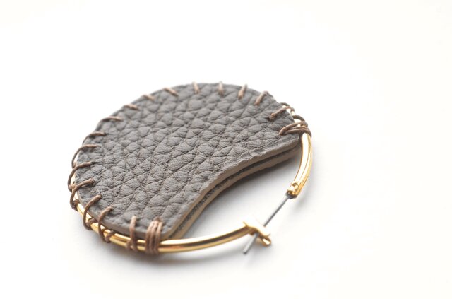 Spring Flat【レザーピアス/イヤリング】"Taup" | iichi ハンドメイド・クラフト作品・手仕事品の通販