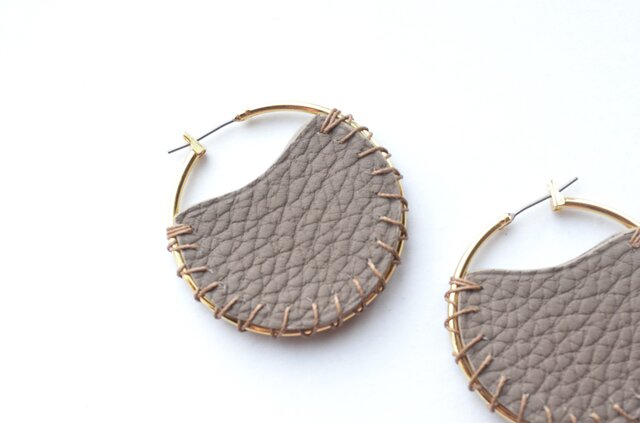 Spring Flat【レザーピアス/イヤリング】"Taup" | iichi ハンドメイド・クラフト作品・手仕事品の通販