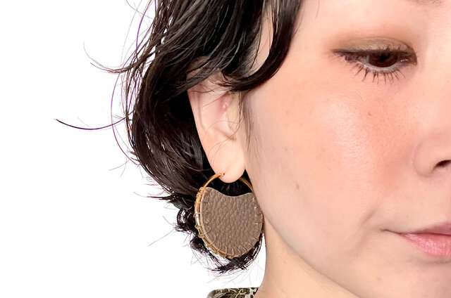 Spring Flat【レザーピアス/イヤリング】"Taup" | iichi ハンドメイド・クラフト作品・手仕事品の通販