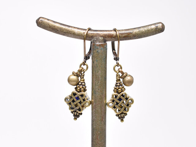 エンドレスノットと民族鈴のピアス | iichi ハンドメイド・クラフト作品・手仕事品の通販