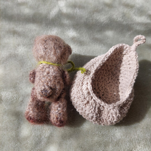 アンティーク調 テディベア グリーンリボン（かぎ編み針のあみぐるみ）ハンギング付き | iichi ハンドメイド・クラフト作品・手仕事品の通販