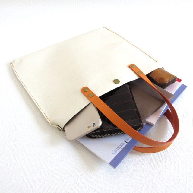 【アウトレットライン】《牛革》B5対応フラットトート・ハンドステッチ・オフホワイト・ソフトレザー・0359 | iichi ハンドメイド・クラフト作品・手仕事品の通販