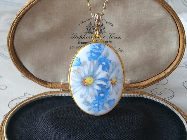 ヴィンテージ マーガレット･Blue-flower（40×30㎜）クラシカルネックレス | iichi 日々の暮らしを心地よくするハンドメイドやアンティークのマーケットプレイス