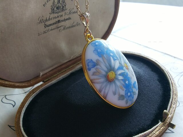 ヴィンテージ マーガレット･Blue-flower（40×30㎜）クラシカルネックレス | iichi 日々の暮らしを心地よくするハンドメイドやアンティークのマーケットプレイス