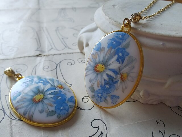 ヴィンテージ マーガレット･Blue-flower（40×30㎜）クラシカルネックレス | iichi 日々の暮らしを心地よくするハンドメイドやアンティークのマーケットプレイス