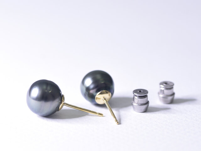 BlackPearl / k18YG Pierce 【Studs pierce】 | iichi 日々の暮らしを心地よくするハンドメイドやアンティークのマーケットプレイス