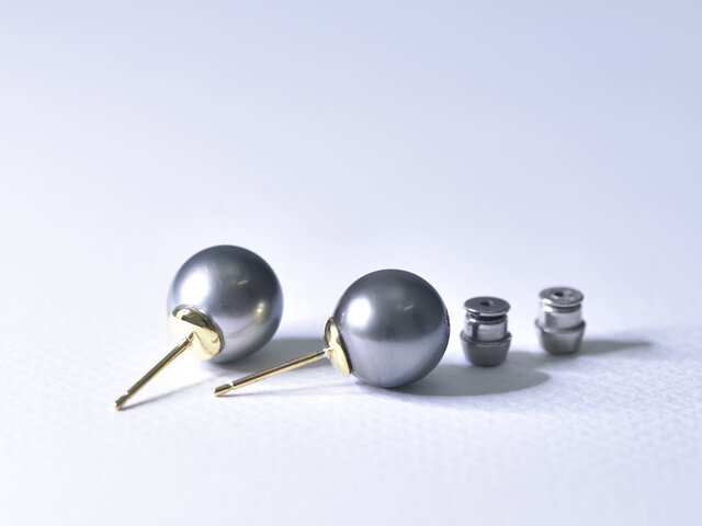 BlackPearl / k18YG Pierce 【Studs pierce】 | iichi 日々の暮らしを心地よくするハンドメイドやアンティークのマーケットプレイス