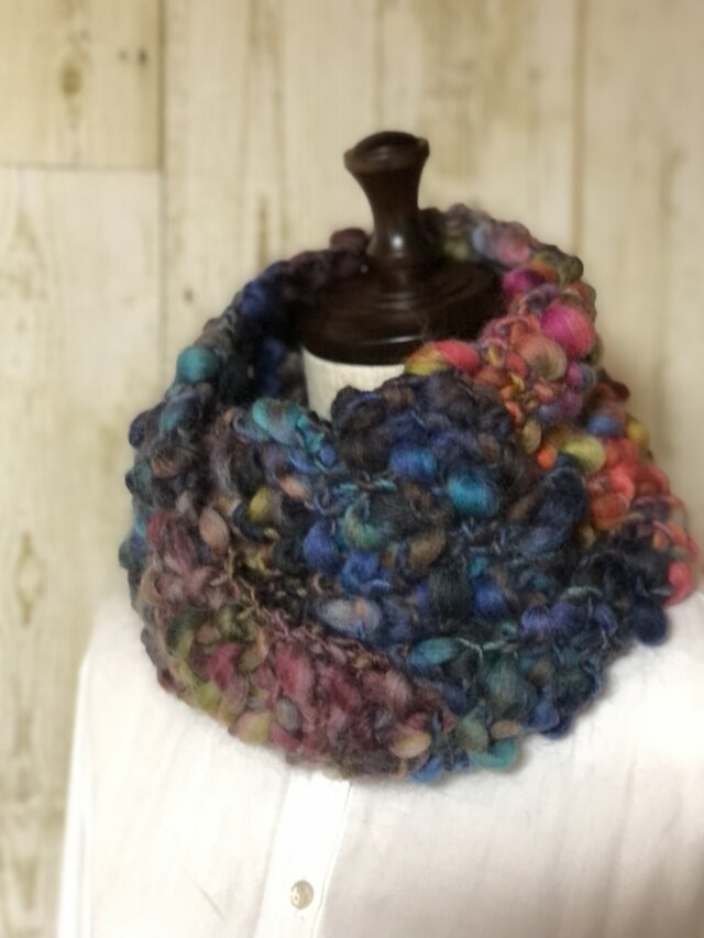 3日以内に発送します ️楽チン♪かぶるだけ★ぷくぷくスラブヤーンのrainbowスヌード① | iichi ハンドメイド・クラフト作品・手仕事品の通販