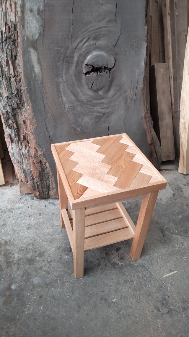 ヘリンボーンのサイドテーブル クルミ | iichi ハンドメイド・クラフト作品・手仕事品の通販