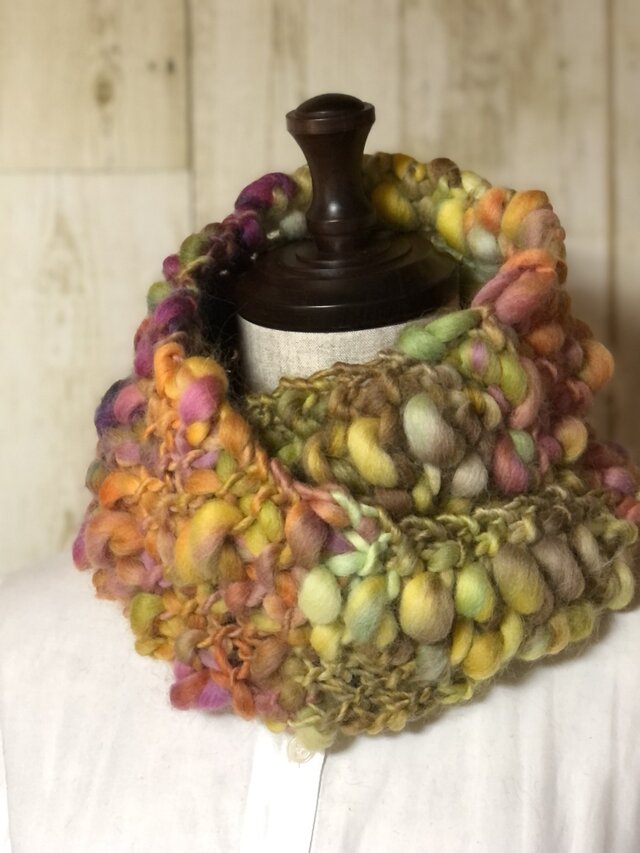 楽チン ️かぶるだけ★スラブヤーンのrainbowスヌード ️②一点ものです。 | iichi 日々の暮らしを心地よくするハンドメイドやアンティークのマーケットプレイス