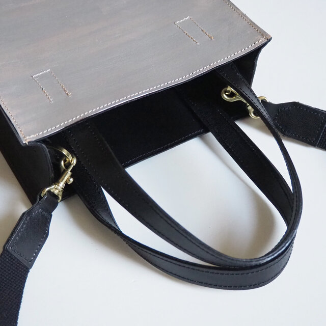 トートバッグS（ハンドペイント シルバー） ショルダーベルト付 牛革 | iichi 日々の暮らしを心地よくするハンドメイドやアンティークのマーケットプレイス