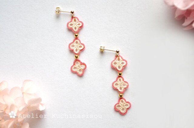 タティングレースの小花の三連ペンダントとピアスのセット〈桜〉 | iichi 日々の暮らしを心地よくするハンドメイドやアンティークのマーケットプレイス