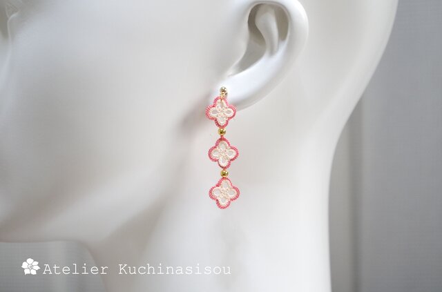 タティングレースの小花の三連ペンダントとピアスのセット〈桜〉 | iichi 日々の暮らしを心地よくするハンドメイドやアンティークのマーケットプレイス