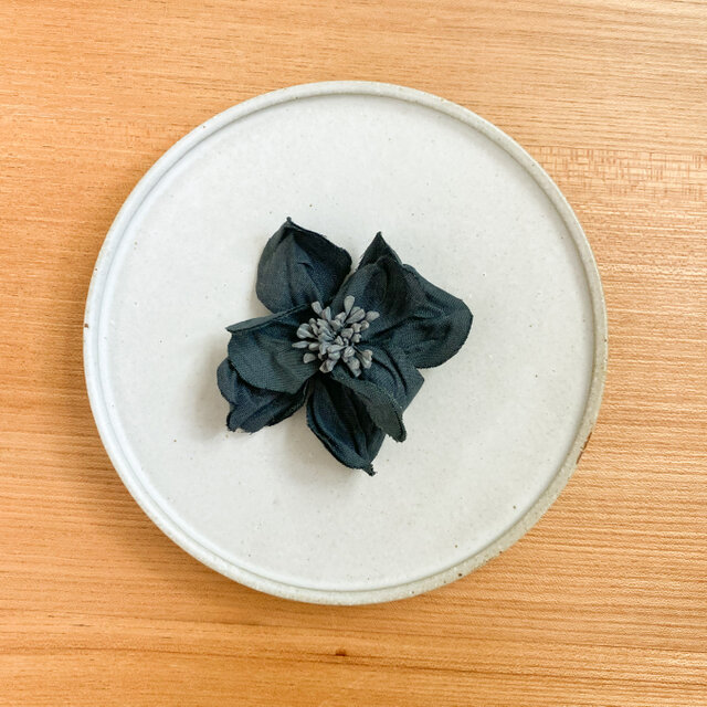 ユリ（小） 布花コサージュ 一点もの | iichi ハンドメイド・クラフト作品・手仕事品の通販