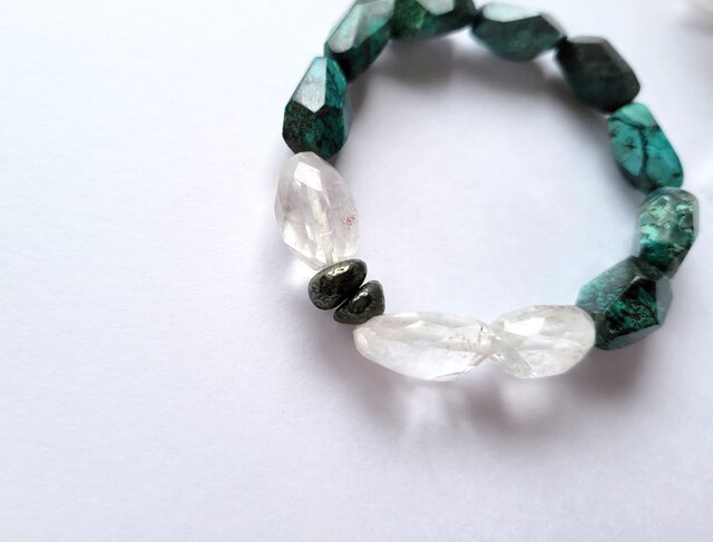 *水晶とクリソコラのブレスレット | iichi 日々の暮らしを心地よくするハンドメイドやアンティークのマーケットプレイス