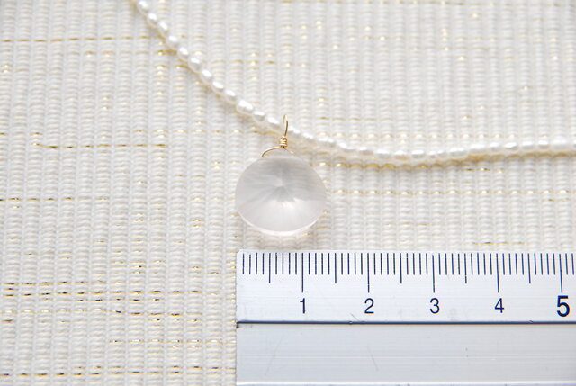 細いライス型パールとローズクォーツのネックレス 14kgf | iichi ハンドメイド・クラフト作品・手仕事品の通販