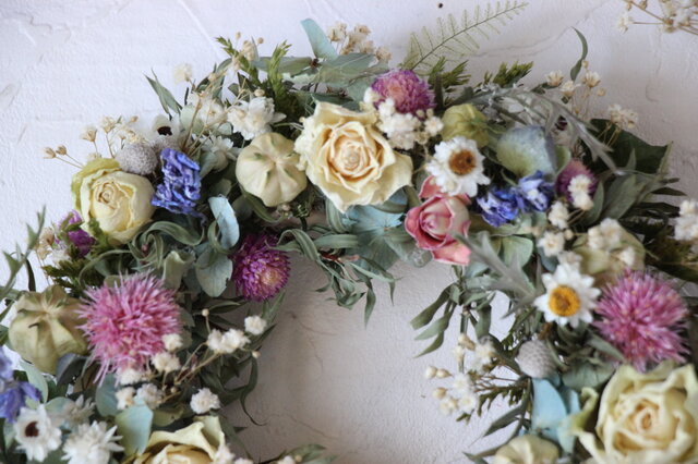 spring full bloom wreath（ドライフラワーリース） | iichi 日々の暮らしを心地よくするハンドメイドやアンティークのマーケットプレイス