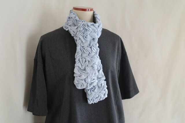 リネン刺繡のロングマフラー・light blue | iichi 日々の暮らしを心地よくするハンドメイドやアンティークのマーケットプレイス