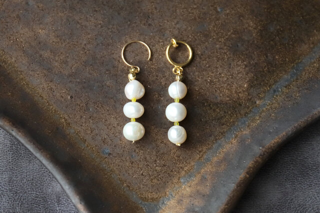 淡水パールxイエローカルセドニーの3-pieceイヤリング (#980) | iichi 日々の暮らしを心地よくするハンドメイドやアンティークのマーケットプレイス