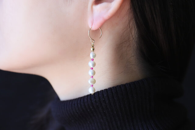 淡水パールx合成ルビーの5-pieceピアス【14kgf】(#986) | iichi 日々の暮らしを心地よくするハンドメイドやアンティークのマーケットプレイス