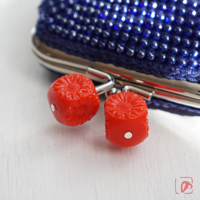 ばあば作☆☆総ガラスビーズのスクエアがま口（cube red-flower ・1874） | iichi ハンドメイド・クラフト作品・手仕事品の通販