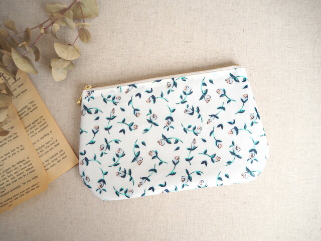 ラミネートラウンドポーチ 「Floating Flora」ピンク | iichi 日々の暮らしを心地よくするハンドメイドやアンティークのマーケットプレイス