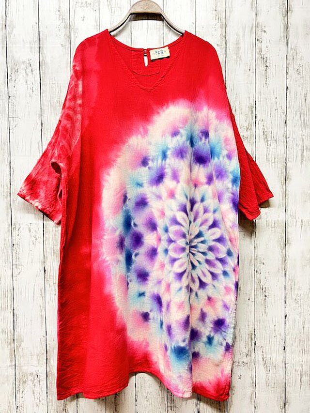 タイダイ染め ゆったりワンピース 優しく奥深いレッドに幻想的で柔らかな大曼荼羅 HD18-75 | iichi 日々の暮らしを心地よくするハンドメイドやアンティークのマーケットプレイス