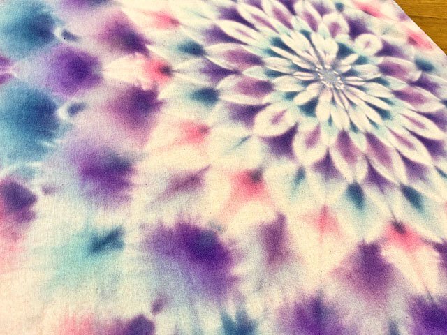 タイダイ染め ゆったりワンピース 優しく奥深いレッドに幻想的で柔らかな大曼荼羅 HD18-75 | iichi ハンドメイド・クラフト作品・手仕事品の通販