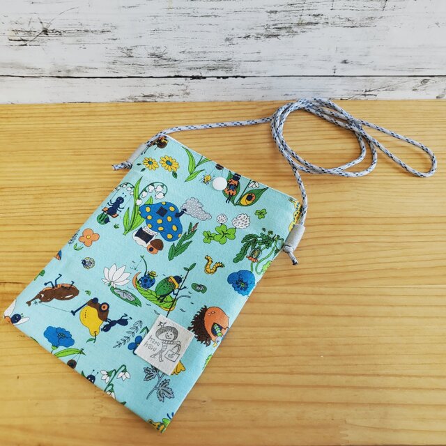 スマホショルダー ポケット付き 昆虫達の森柄 お洗濯もOK！ | iichi ハンドメイド・クラフト作品・手仕事品の通販