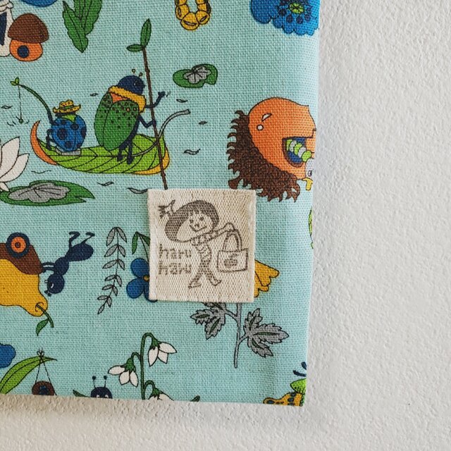 スマホショルダー ポケット付き 昆虫達の森柄 お洗濯もOK！ | iichi ハンドメイド・クラフト作品・手仕事品の通販